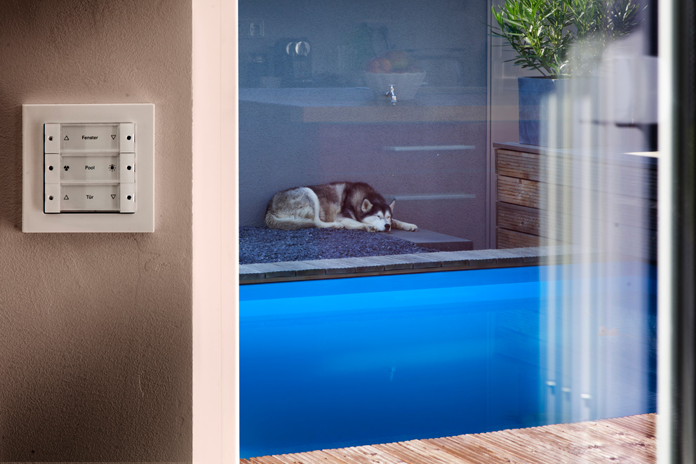 A wooden house with remote control | STYLEPARK