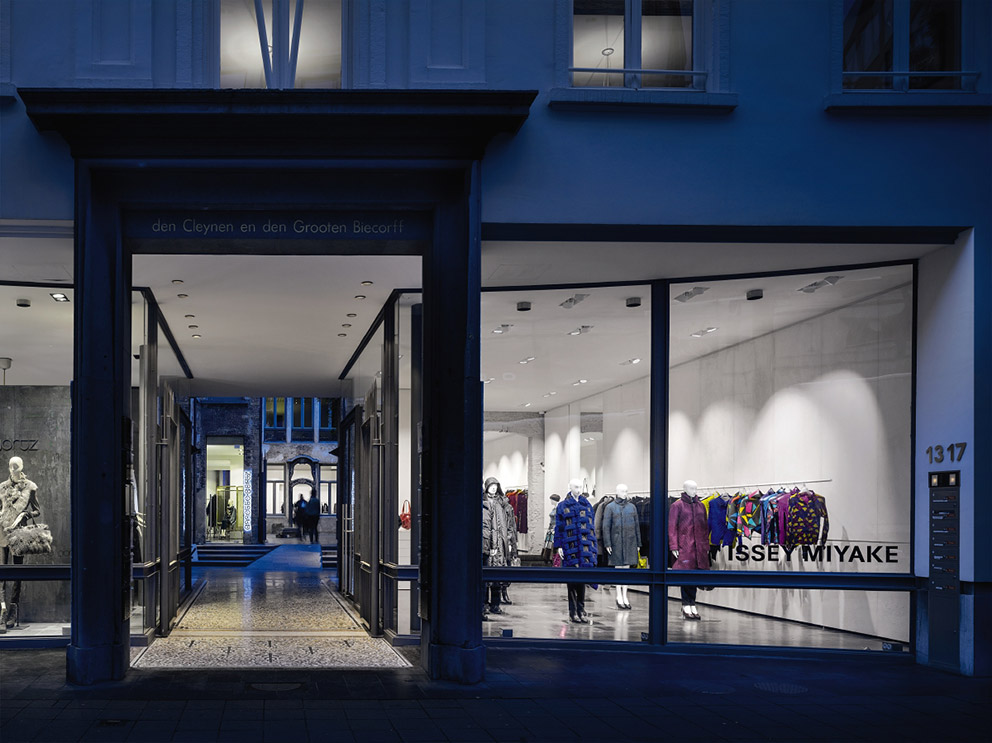 Light follows people | STYLEPARK