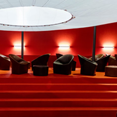 Meeting point red stand | STYLEPARK