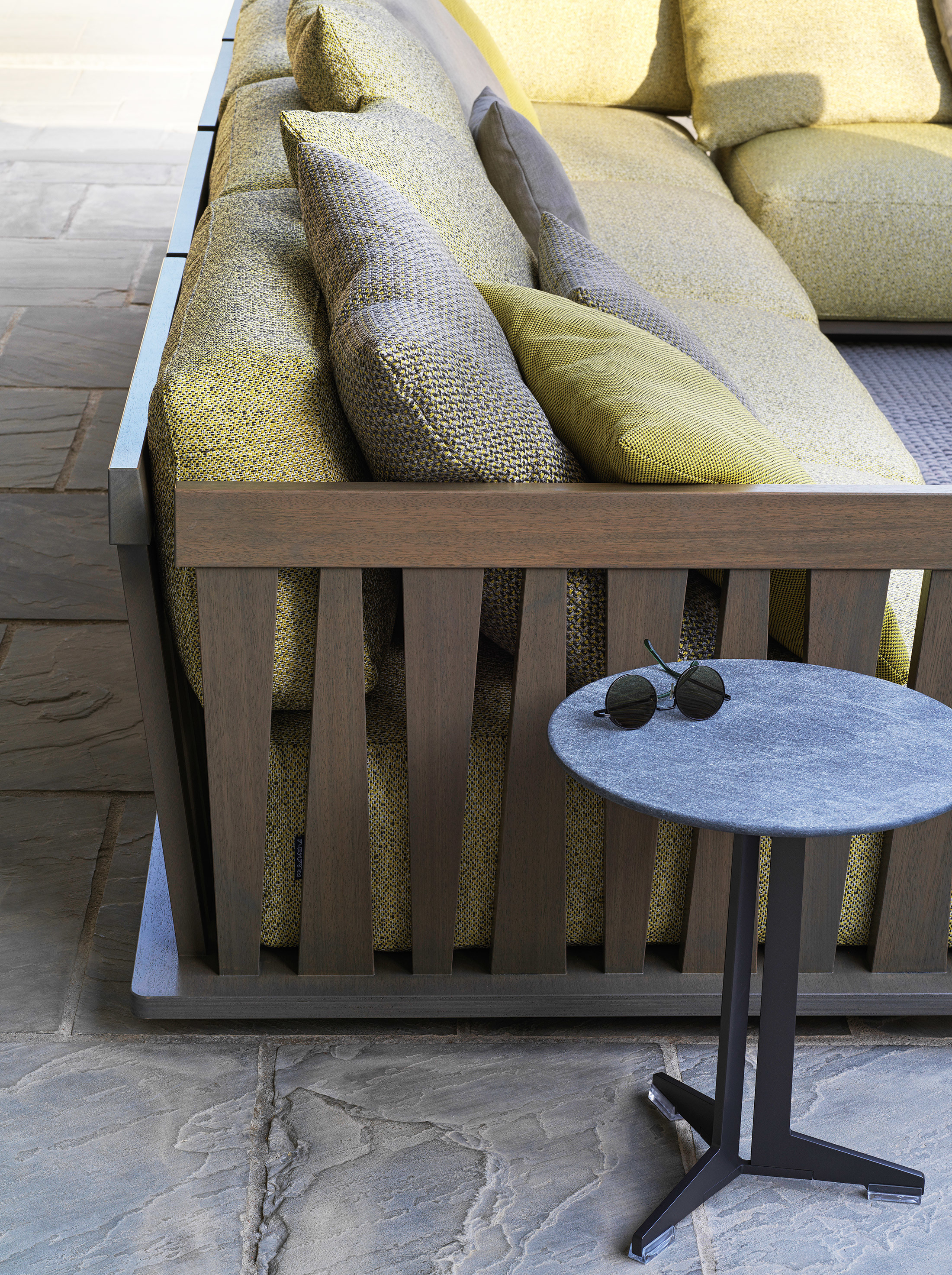 Fly Outdoor coffee- & side table by Flexform | STYLEPARK