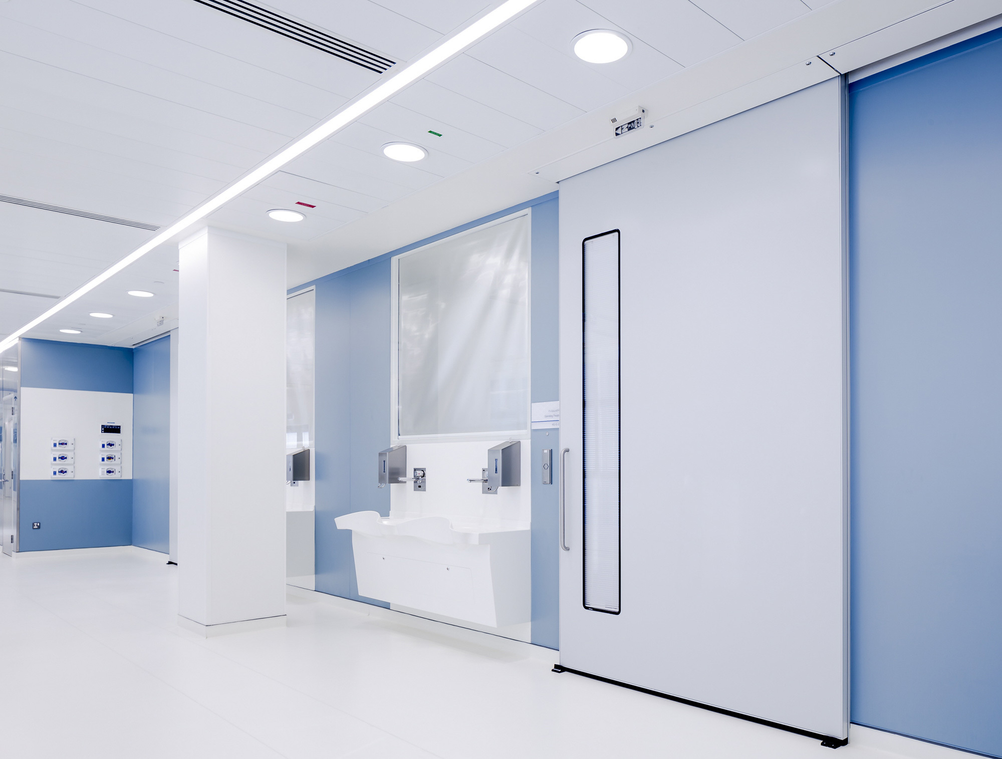 Clean room partitions by Lindner Group | STYLEPARK