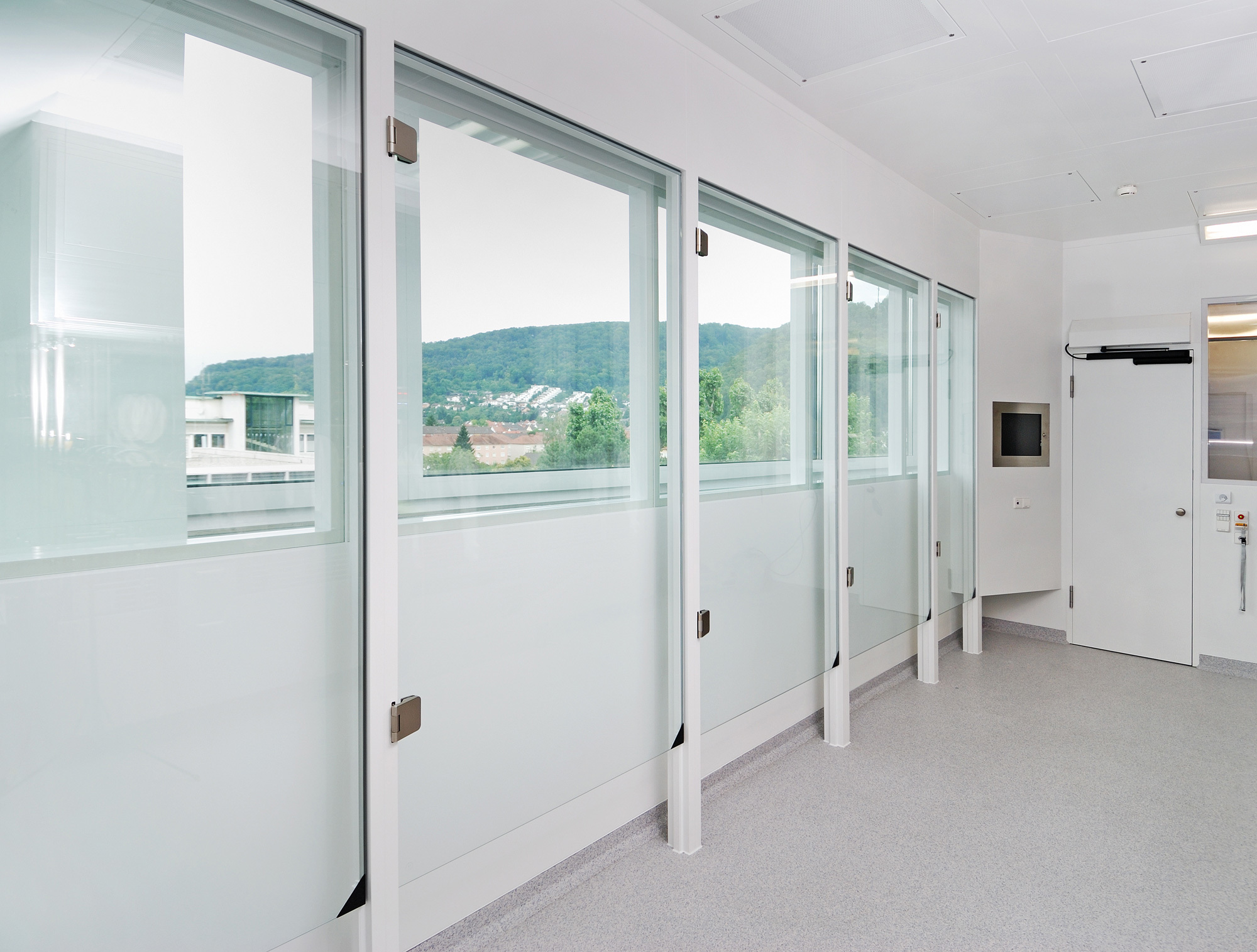Clean room partitions by Lindner Group | STYLEPARK