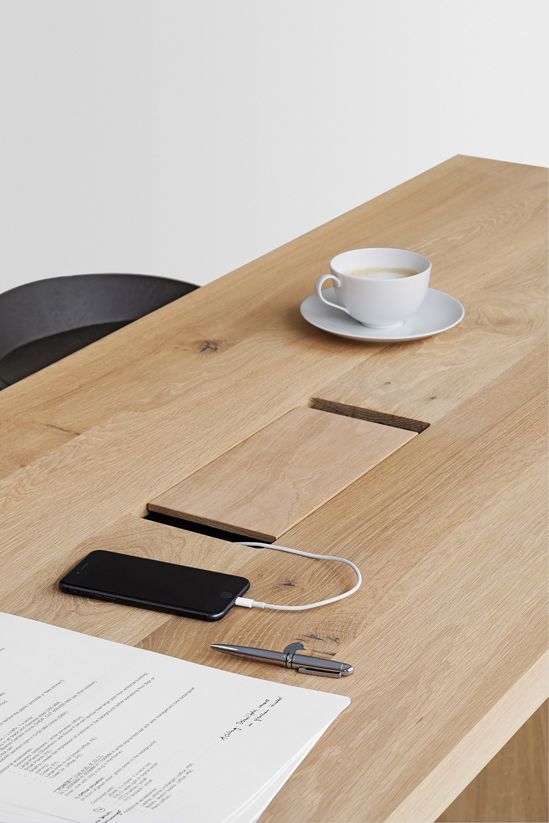 Wire management for tables by e15 | STYLEPARK