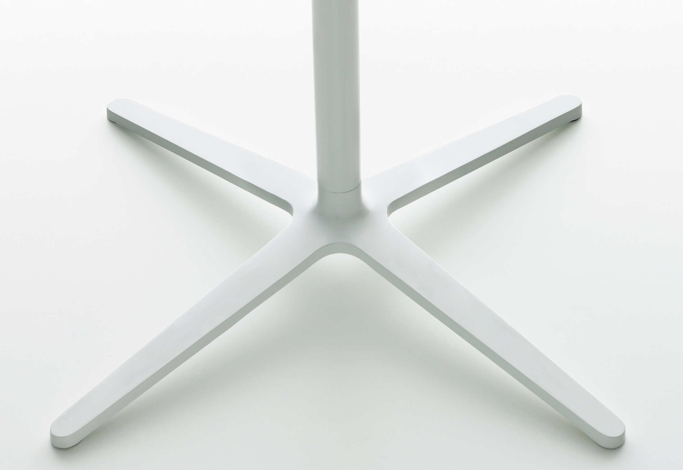 Plato with star shaped base by Maxdesign | STYLEPARK