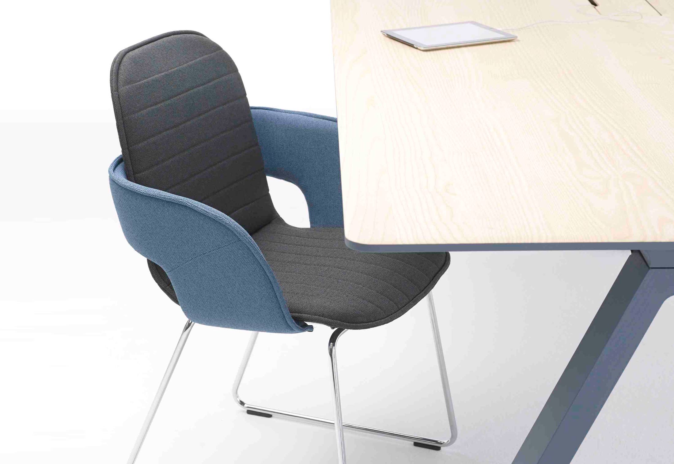 Flux chair with skids by Arco | STYLEPARK