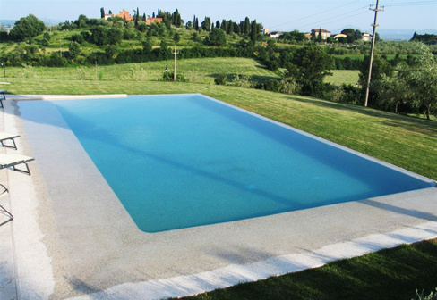 Beach overflow swimming pool coated in stone by Indalo Piscine | STYLEPARK