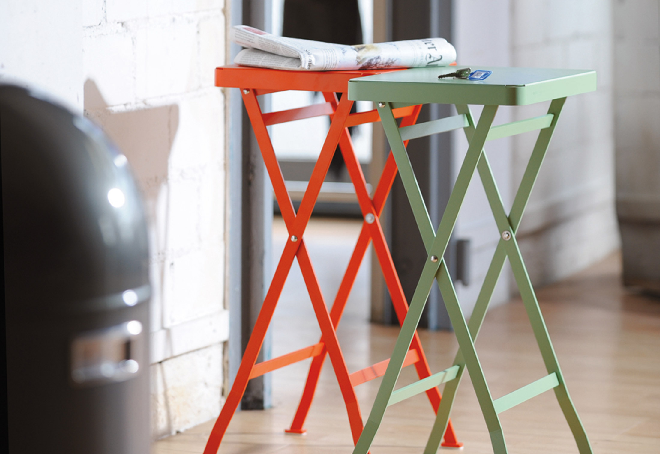 Flip side table by Richard Lampert | STYLEPARK