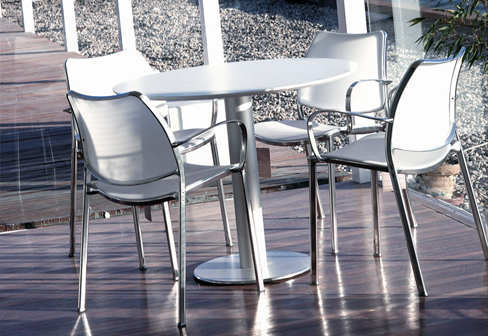 Gas chair with armrests by STUA | STYLEPARK