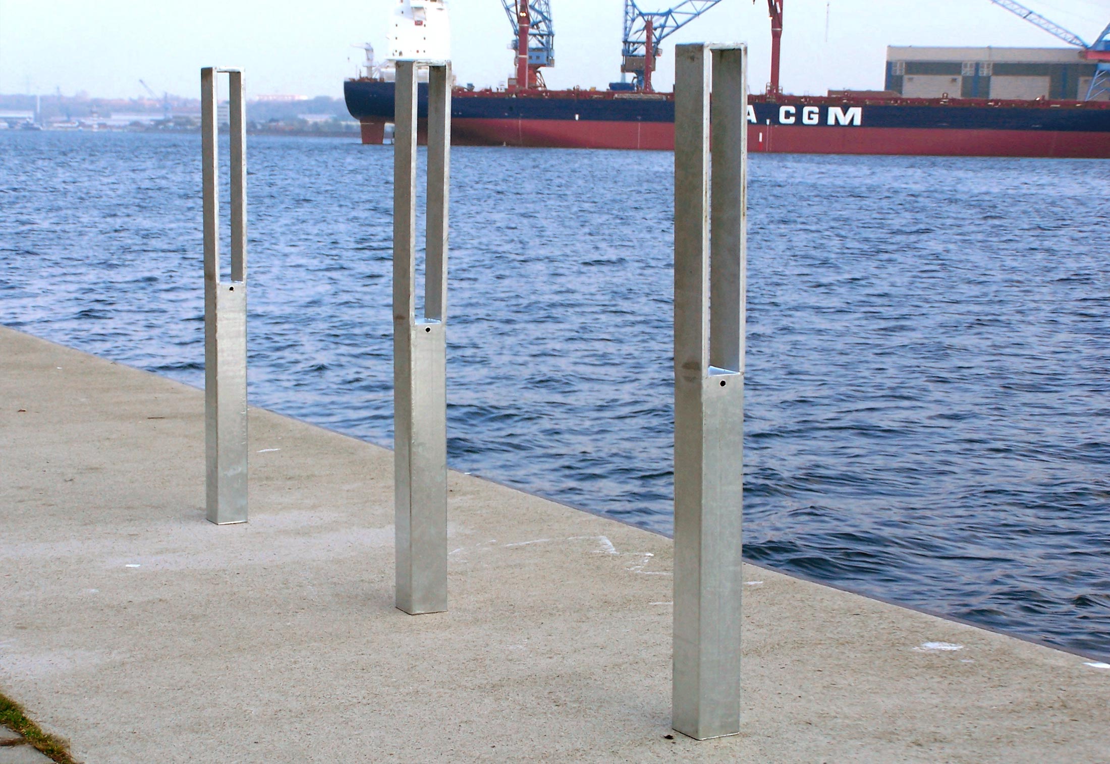 Liaison slot post by UNION - public & street furniture | STYLEPARK