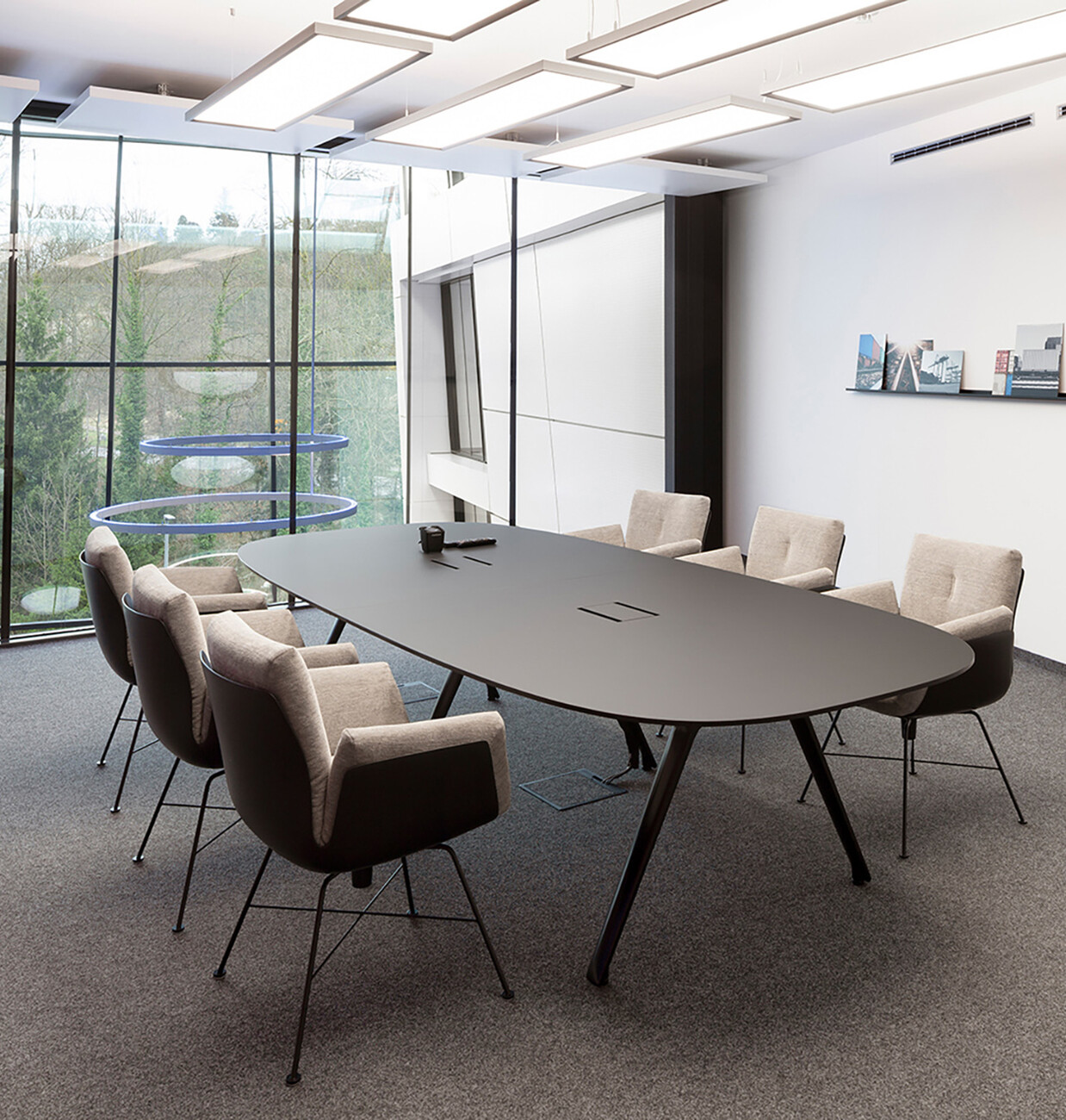 Slide meeting table round by Renz | STYLEPARK