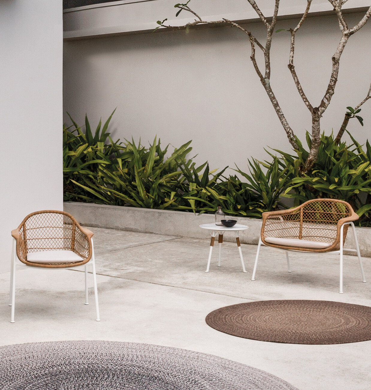 Arbor stool/table by Gloster Furniture | STYLEPARK