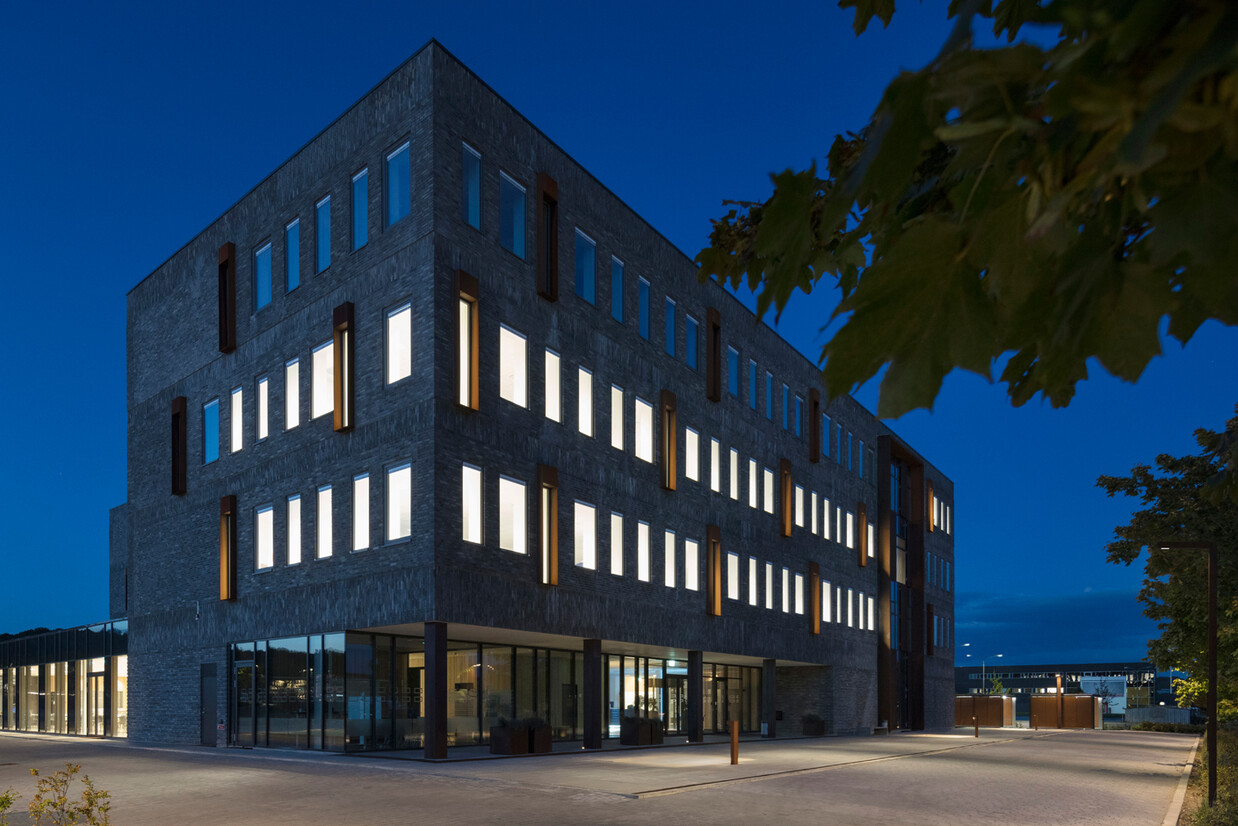 UN by ewo | STYLEPARK