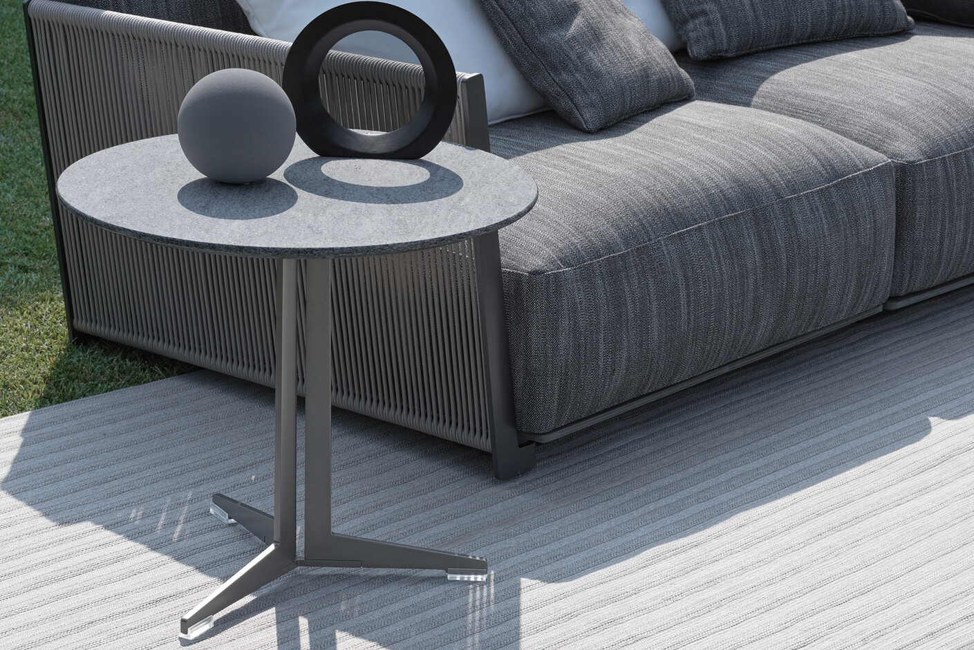 Fly Outdoor coffee- & side table by Flexform | STYLEPARK