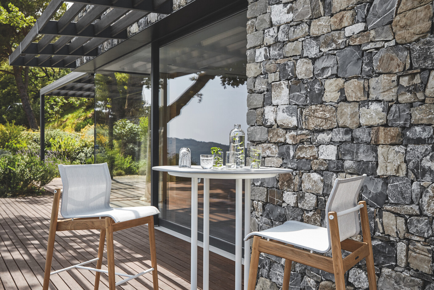 Sway bar stool by Gloster Furniture | STYLEPARK