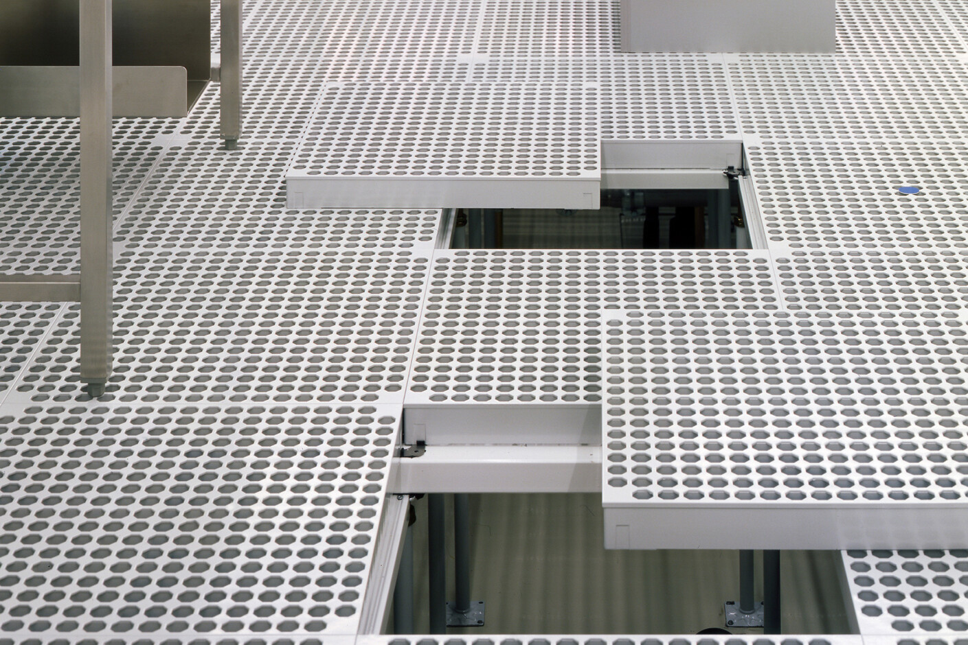 Clean room floor by Lindner Group | STYLEPARK