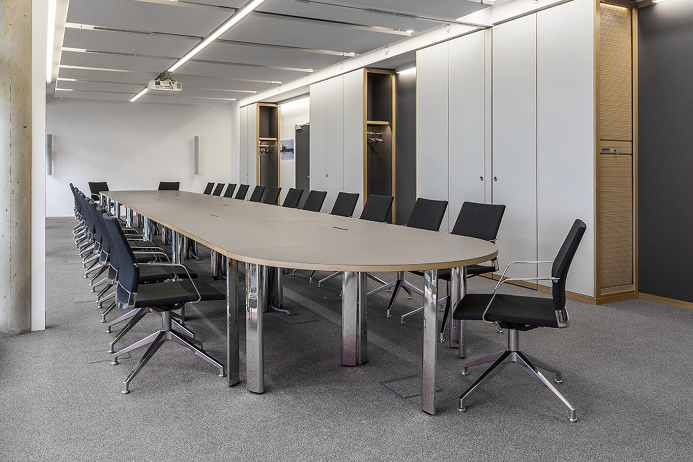A 1700 Evolution conference table by Thonet | STYLEPARK