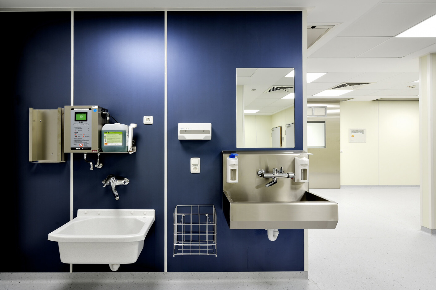 Clean room partitions by Lindner Group | STYLEPARK