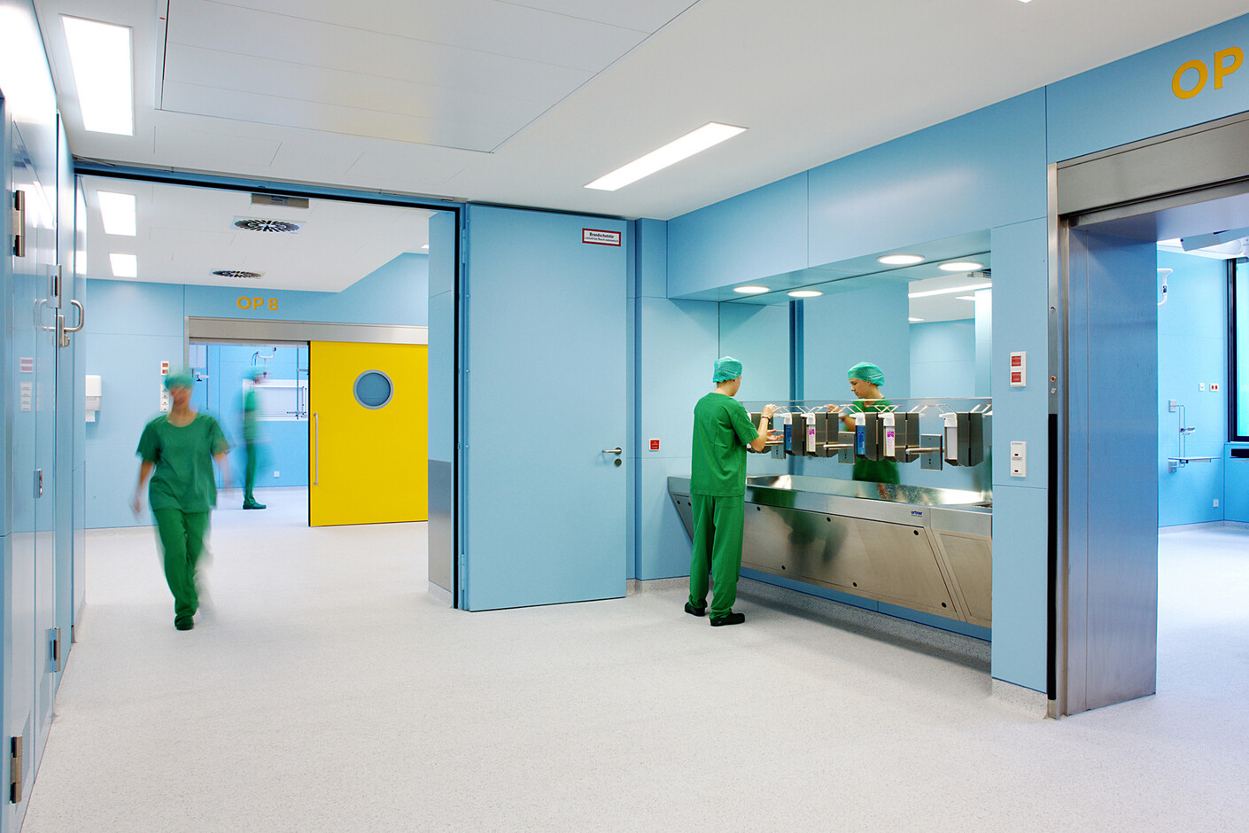 Clean room partitions by Lindner Group | STYLEPARK
