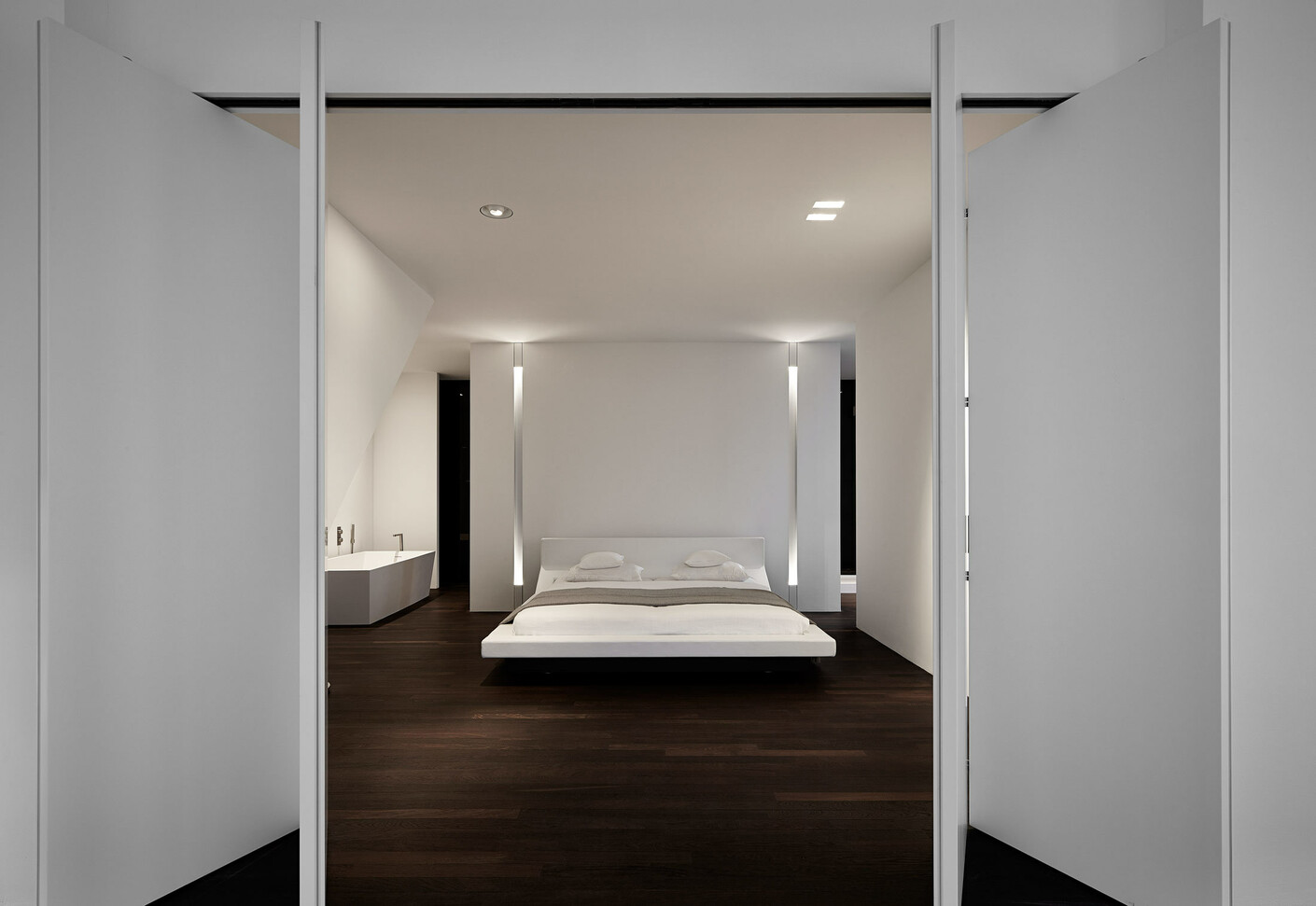 Dolma 80 up & down light by Kreon | STYLEPARK