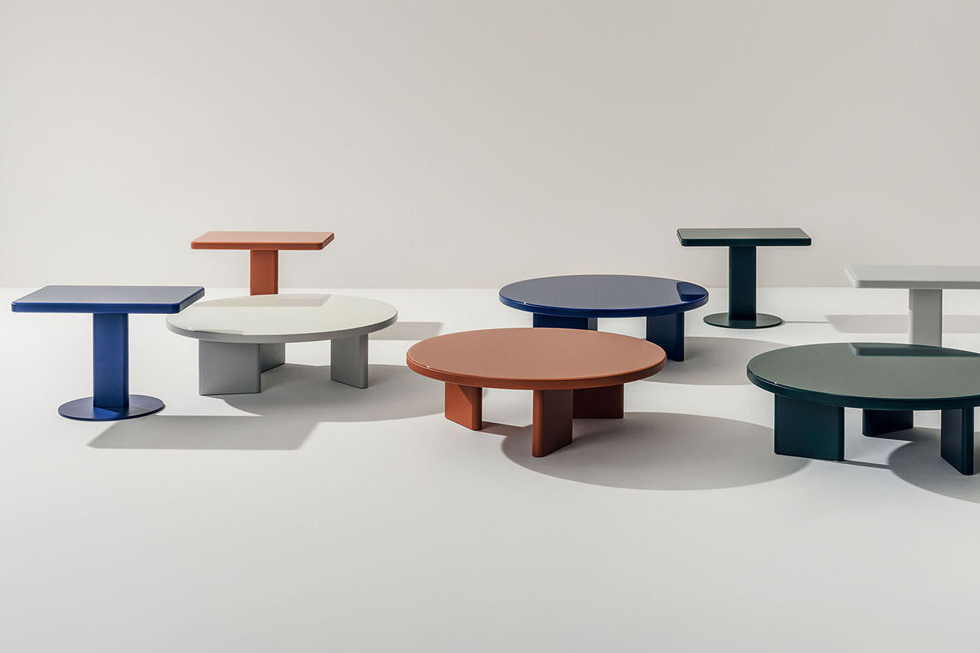 Arper 2023: "Roopa" coffee tables by Doshi Levien | STYLEPARK