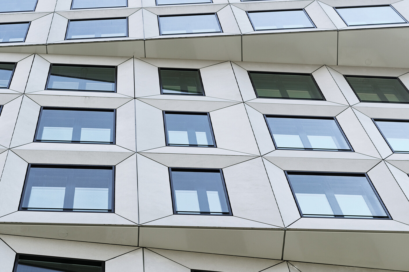 Rieder's panels at the the façade of a new Munich office building ...