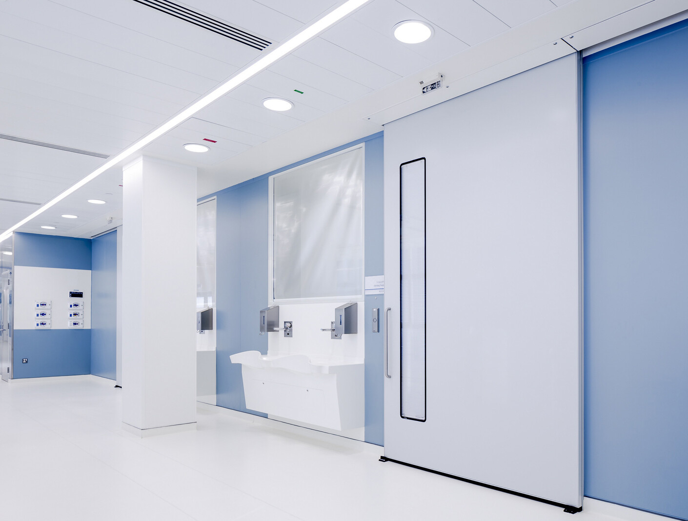 Clean room partitions by Lindner Group | STYLEPARK