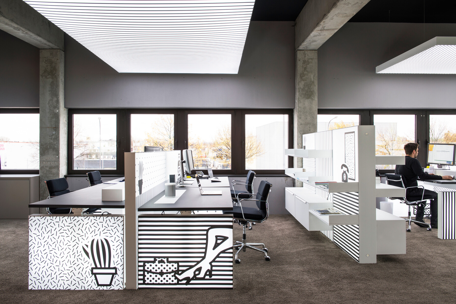 Illuminated desk by Pixlip | STYLEPARK