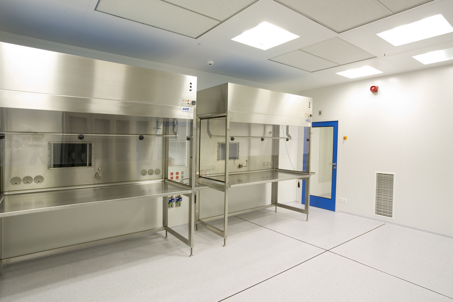 Clean room lighting by Lindner Group | STYLEPARK