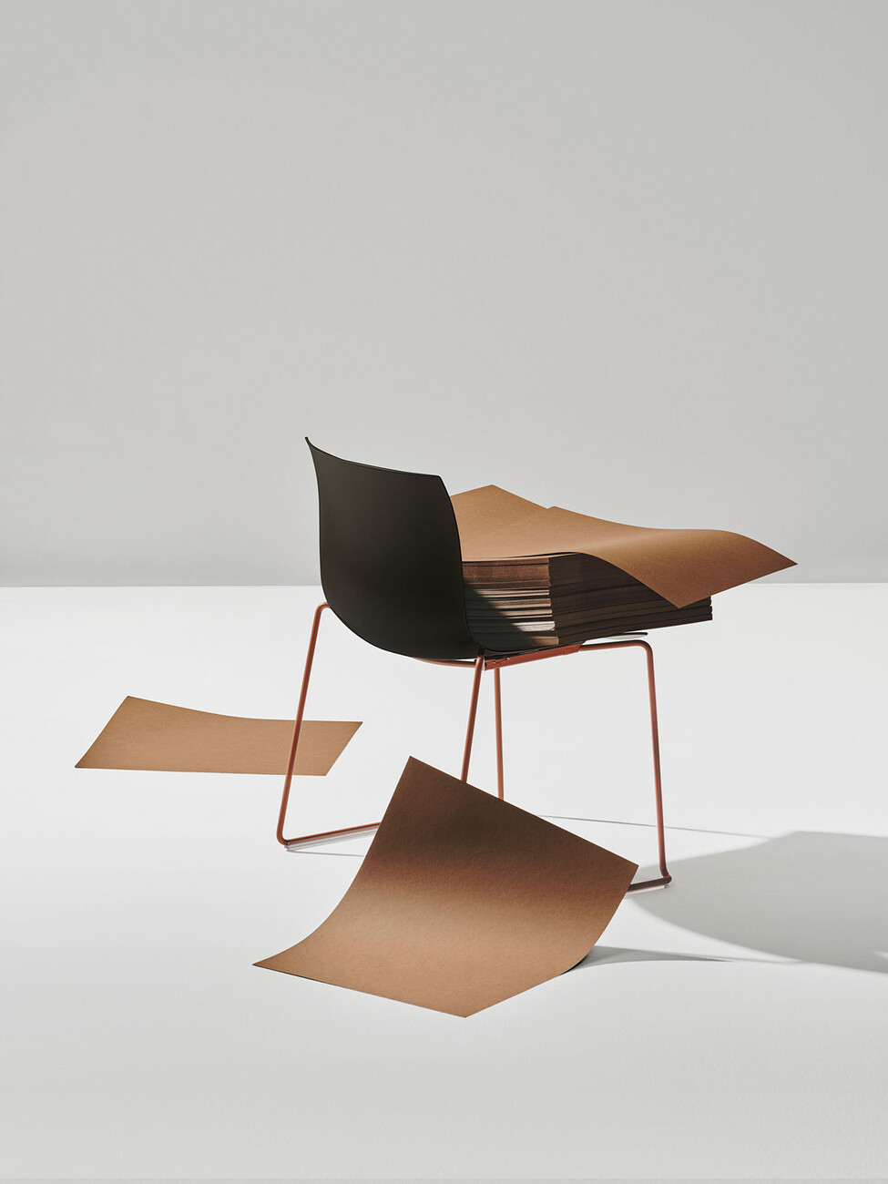 Arper in Mailand: Lounge Chair "Lepal" und Stuhl "Catifa Carta" | STYLEPARK