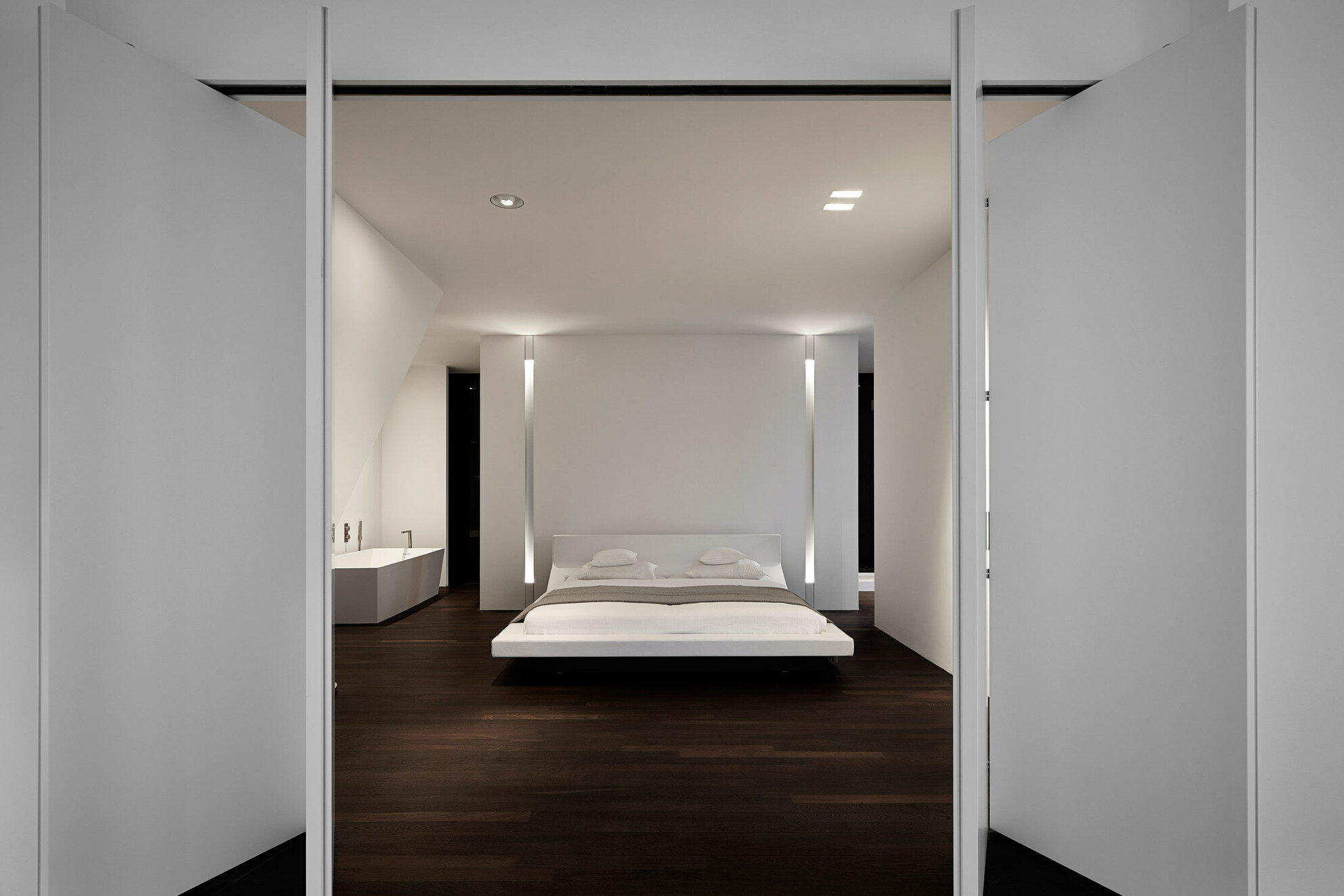 Dolma 80 up & down light by Kreon | STYLEPARK