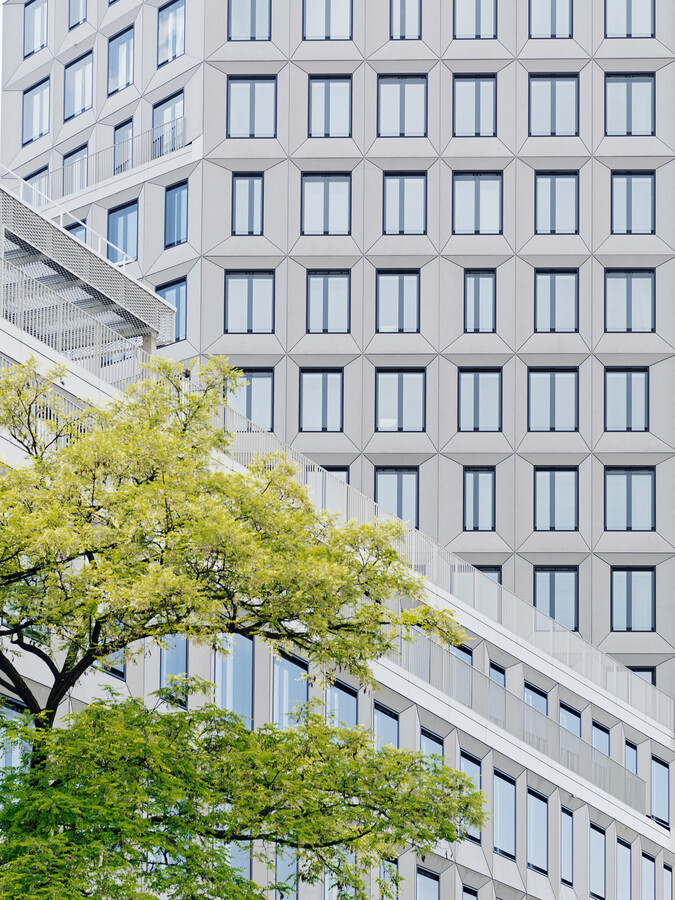 Rieder's panels at the the façade of a new Munich office building ...