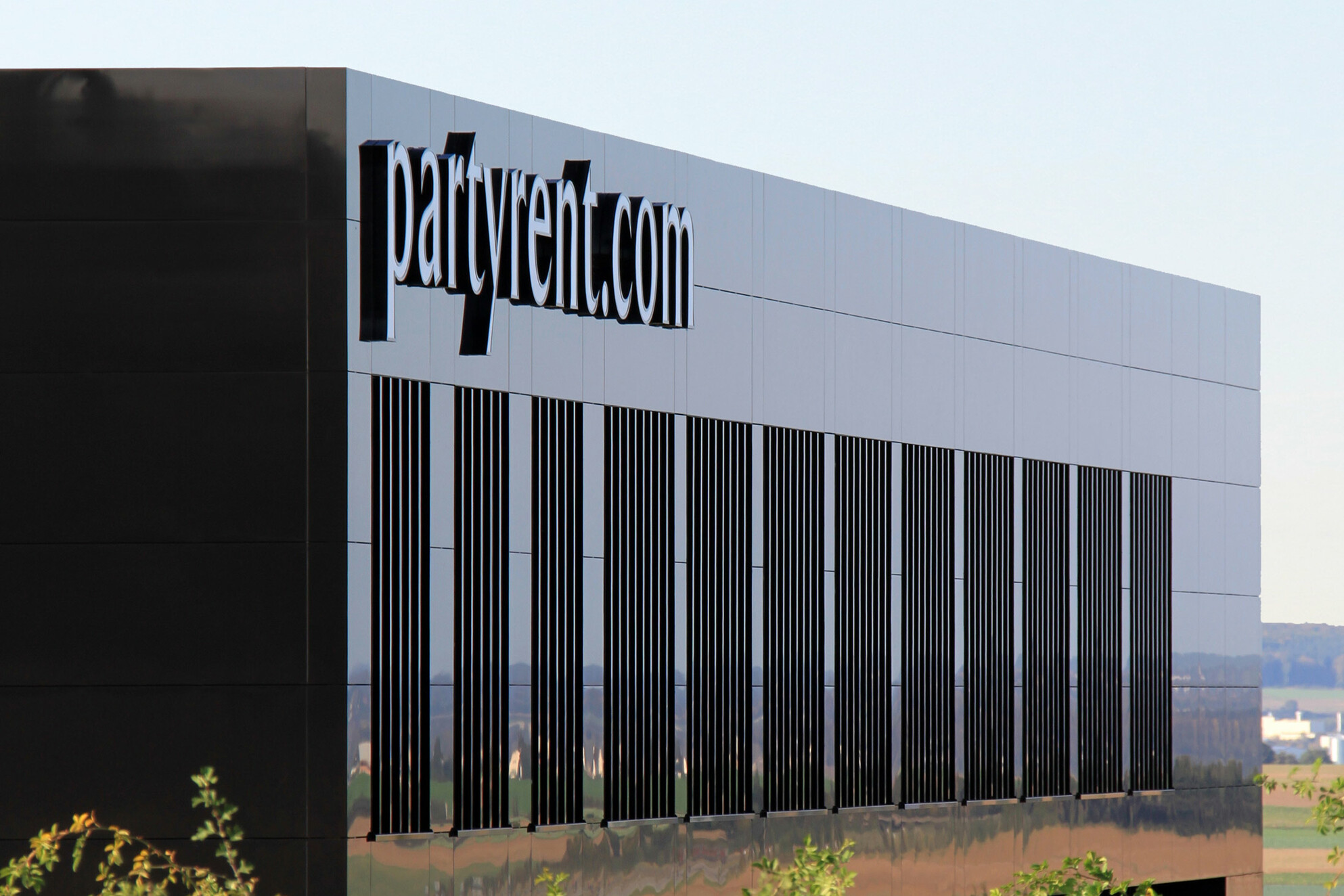 ALUCOBOND® black, 80% degree of gloss by 3A Composites | STYLEPARK