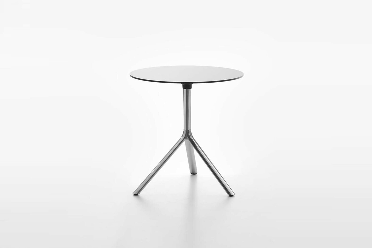 Miura Table medium round by Plank | STYLEPARK