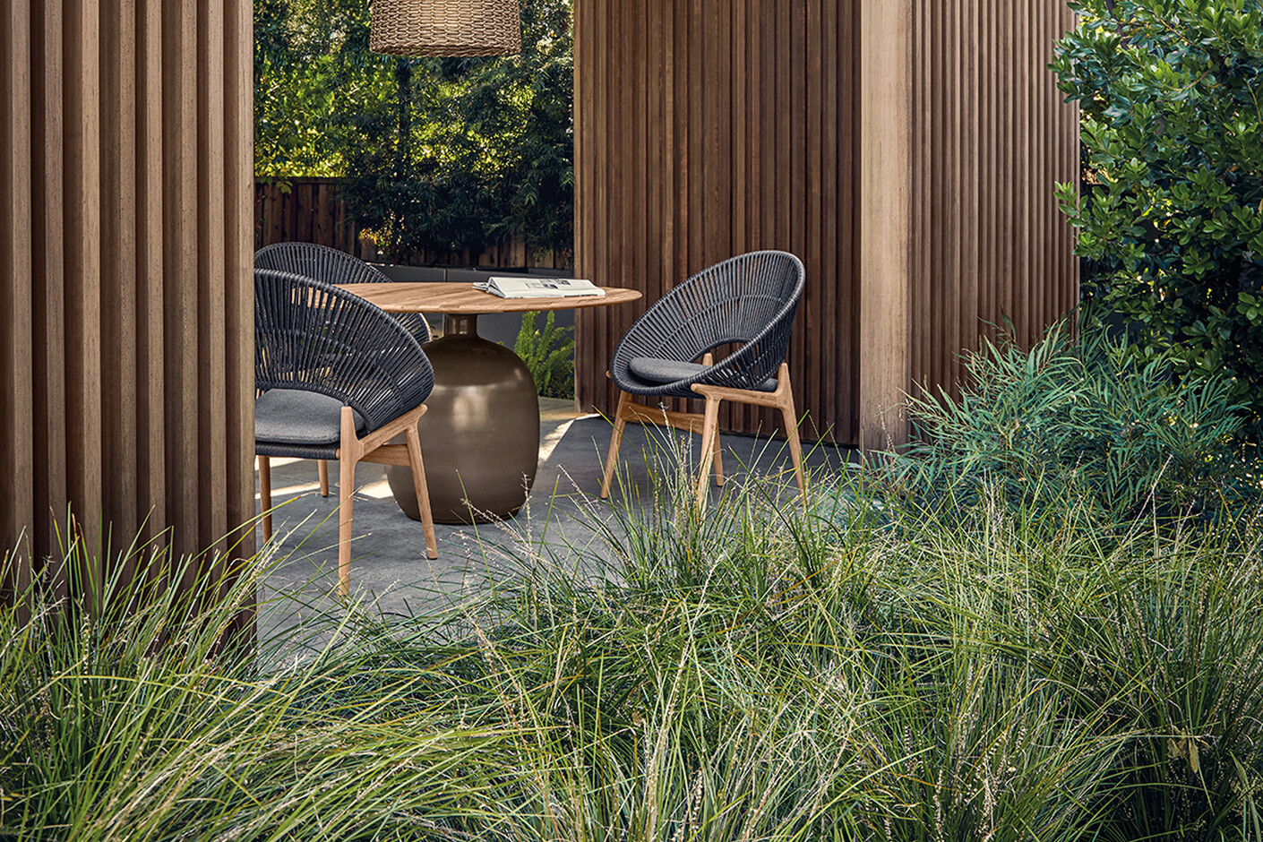 Kasha Round Dining Table 120cm by Gloster Furniture | STYLEPARK