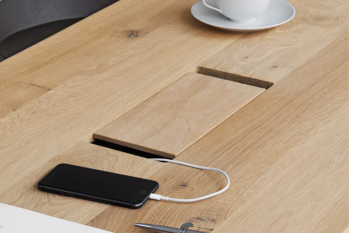 Wire management for tables by e15 | STYLEPARK