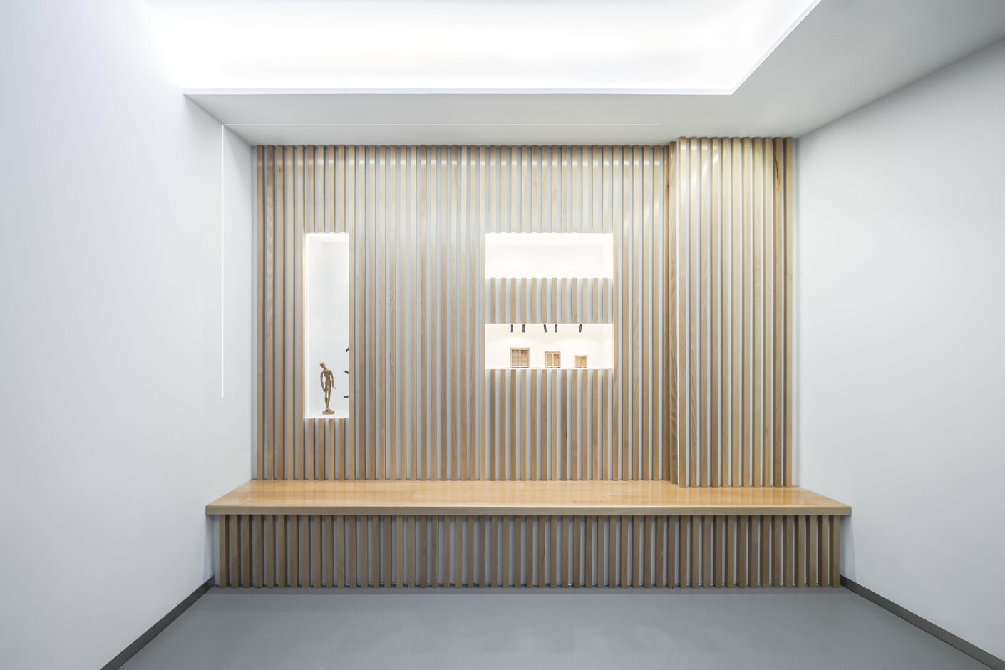 The Micro Running Magnet by FLOS | STYLEPARK