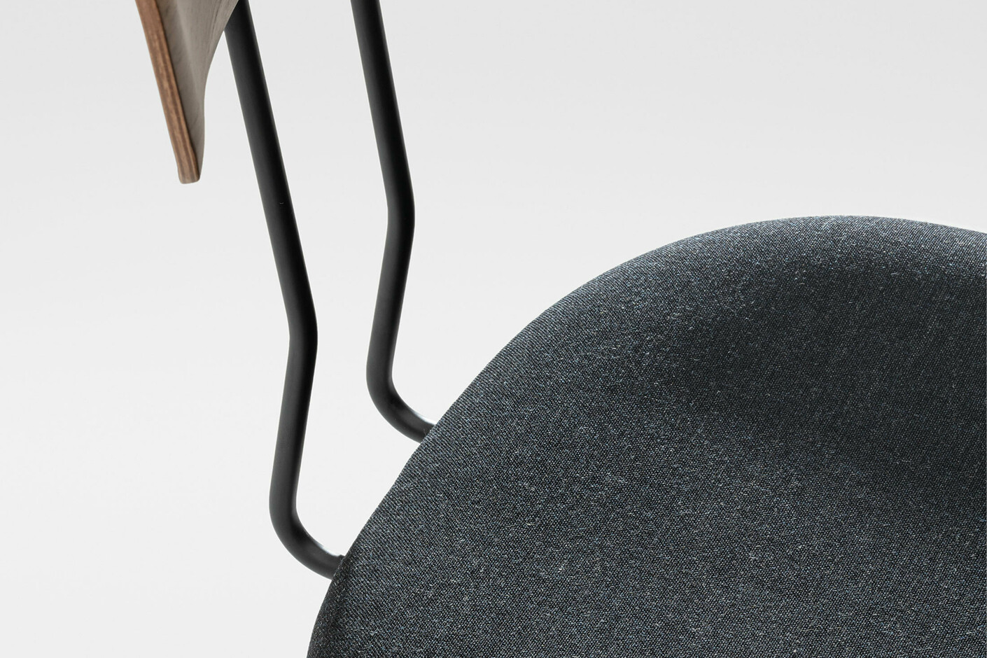 Okito Ply - Upholstered seat by Zeitraum | STYLEPARK