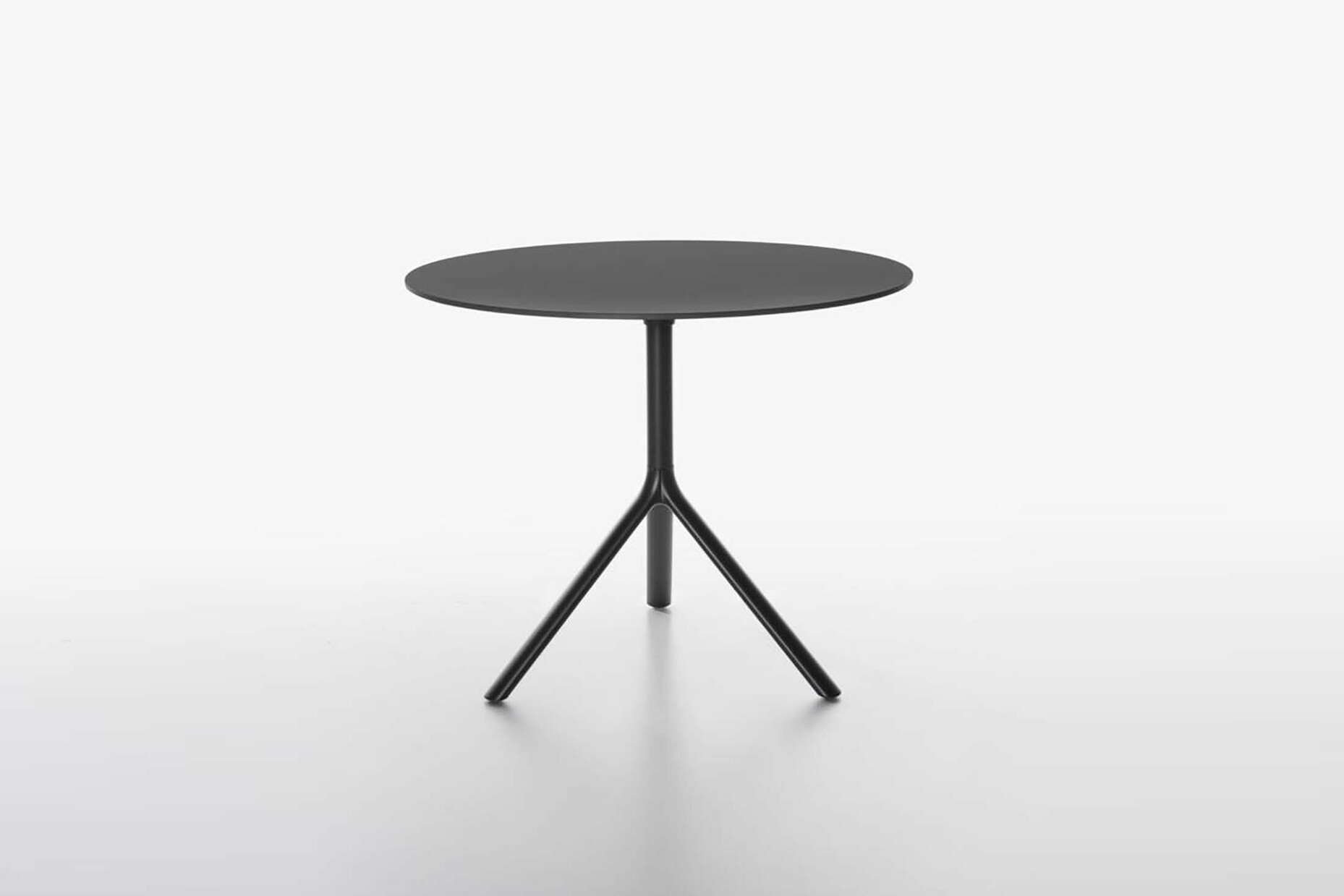 Miura Table medium round by Plank | STYLEPARK