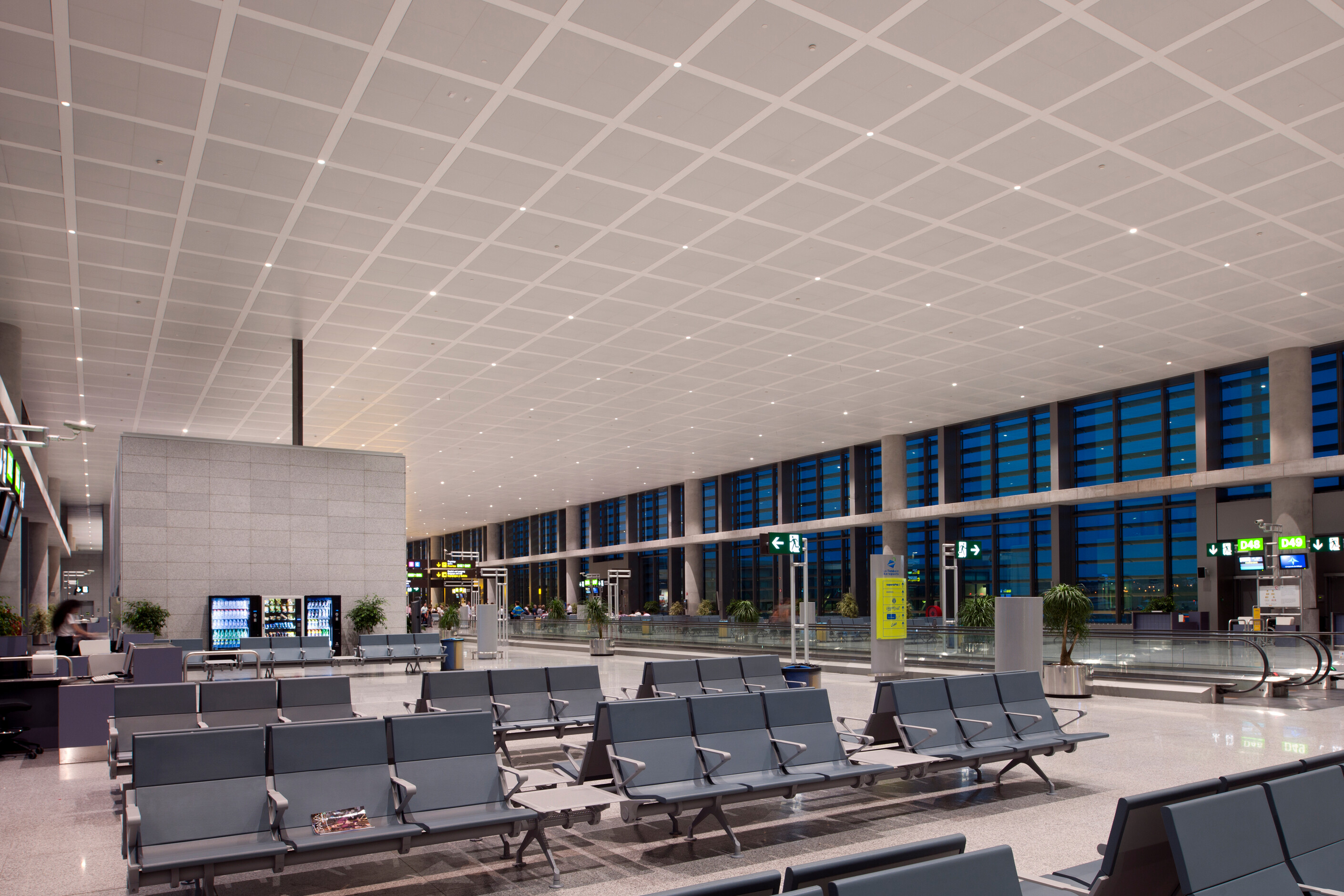Post cap ceilings by Lindner Group | STYLEPARK
