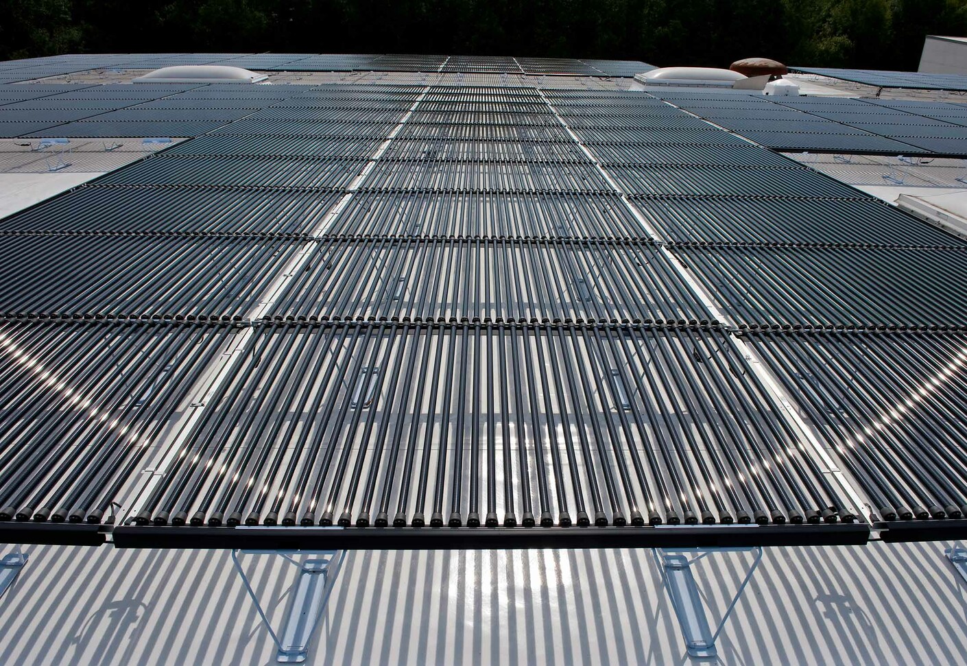 SOLYNDRA® Solar mit EVALON® Dachbahnen von Alwitra | STYLEPARK