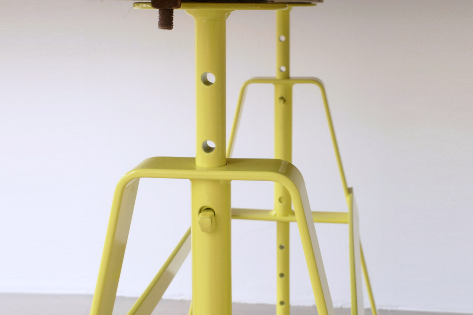 Lackaffe - Tischbock von Atelier Haussmann | STYLEPARK