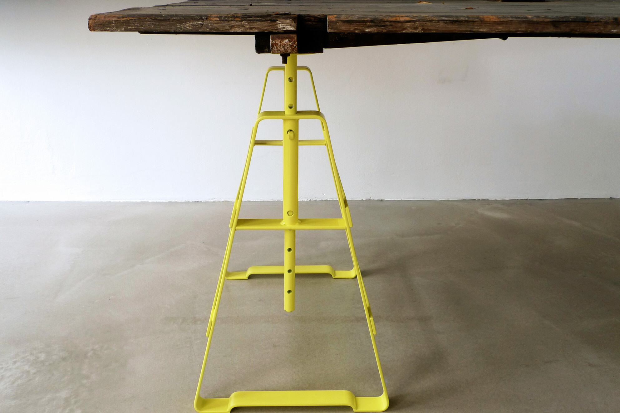 Lackaffe - Tischbock von Atelier Haussmann | STYLEPARK