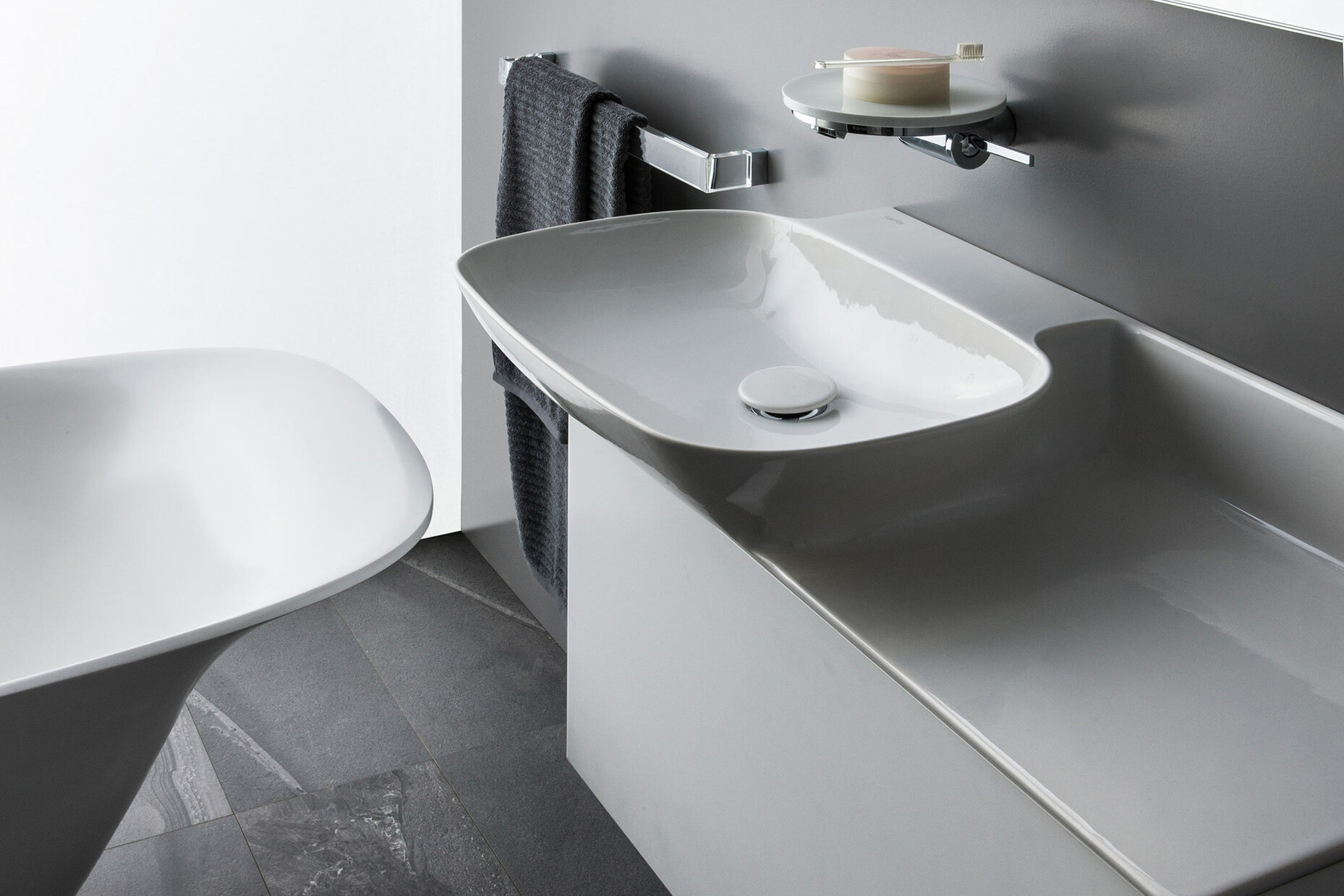 SaphirKeramik Ino Waschtisch mit Konsole von Laufen | STYLEPARK