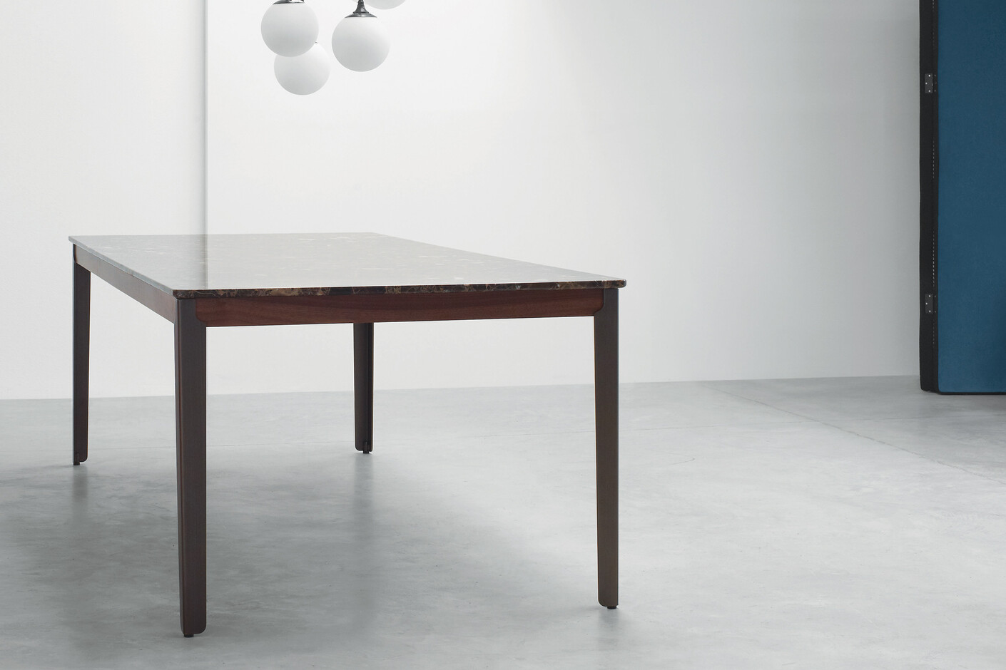 Hug dining table by arflex | STYLEPARK