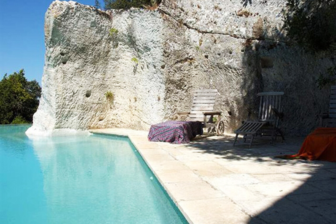 Overflow swimming pool with stone trim by Indalo Piscine | STYLEPARK