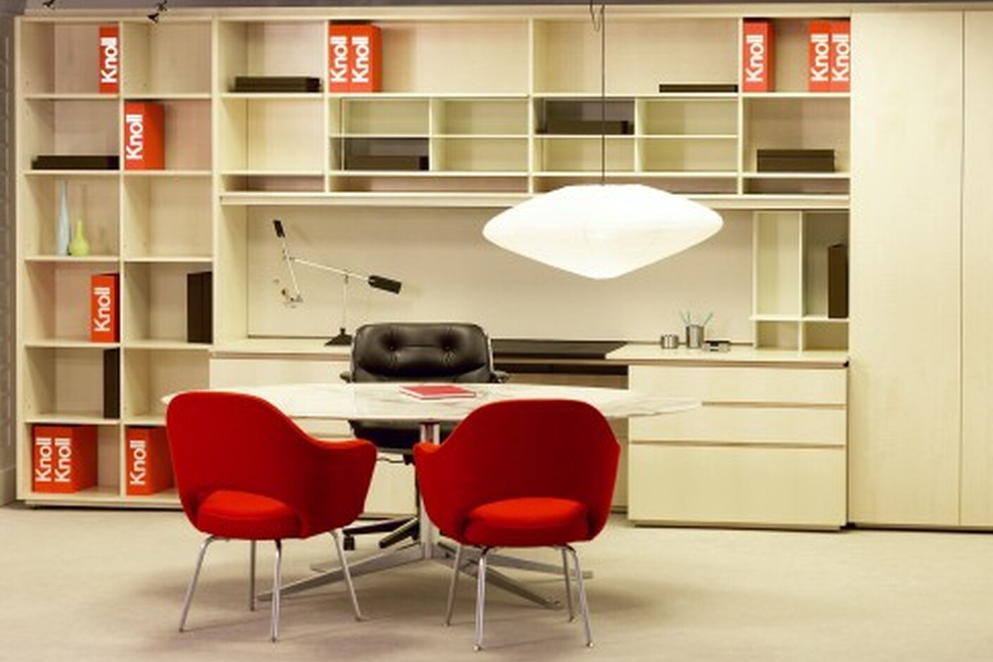 Saarinen Executive Konferenzstuhl mit Armlehnen 2 von Knoll STYLEPARK