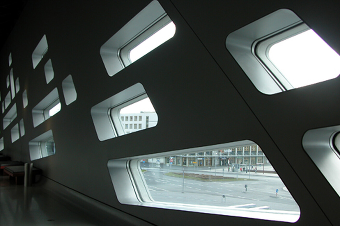 GEWE-tec-System for a glazing that flushes with the adjacent areas by ...