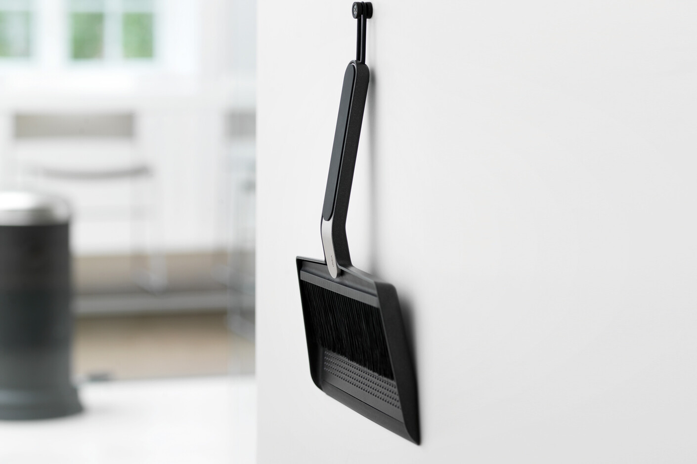 Broom & dustpan by Vipp | STYLEPARK