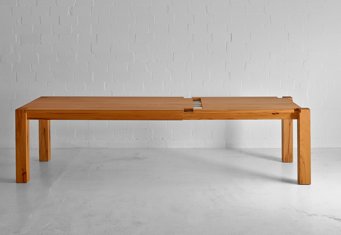Taurus expandable table by vitamin design | STYLEPARK
