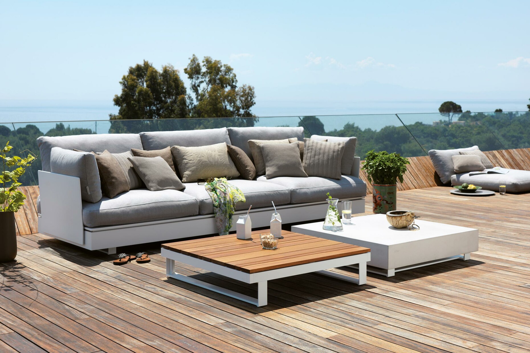 Pure Lounge concrete table by VITEO | STYLEPARK